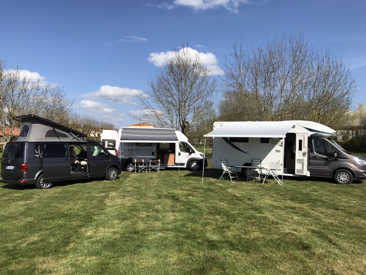 Location FOURGONS, CAMPING-CARS, MINIBUS - LOIZEAU Location